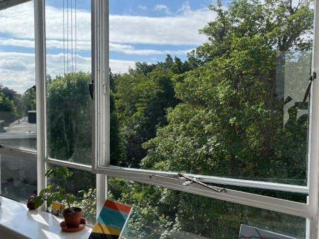 Room at Avenue Road, Greater London