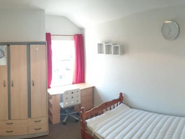 Room at Avenue Road, Rugby