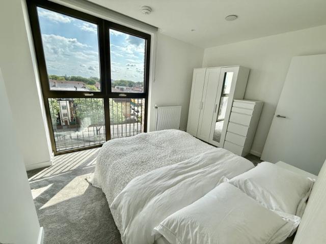 Room at Avery Avenue, Greater London