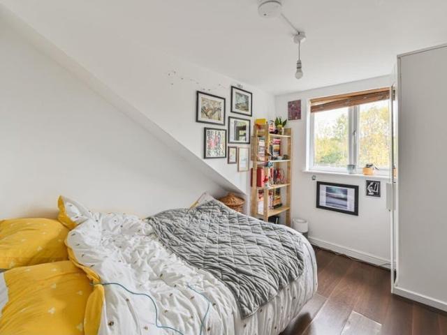 Room at Avignon Road, Greater London