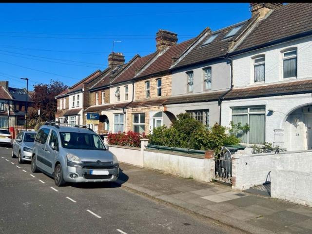 Room at Avondale Road, Greater London