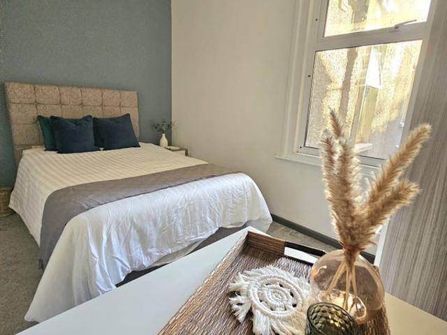 Room at Avonmouth Road, Bristol