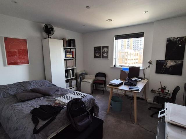 Room at Aytoun Road, Greater London