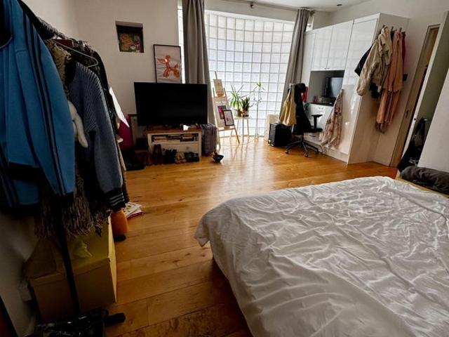 Room at Abney Gardens, Greater London