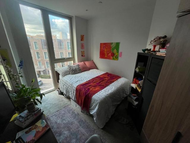 Room at Admiralty Avenue, Greater London