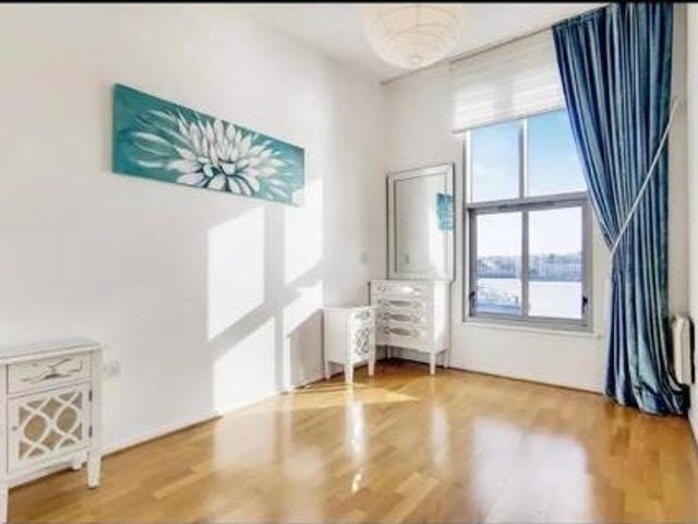 Room at Admiralty Avenue, Greater London