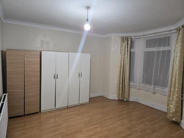 Room at Aintree Avenue, Greater London