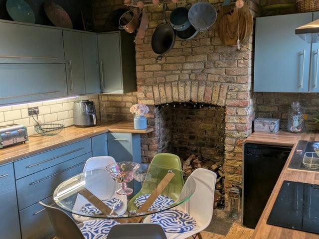 Room at Alabama Street, Greater London