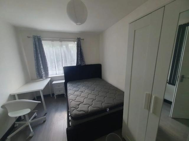 Room at Albany Close, Greater London