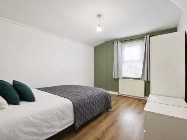 Room at Albert Avenue, Manchester