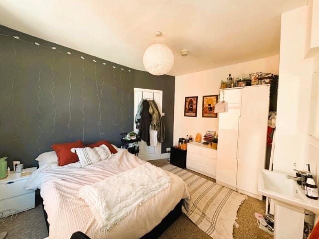Room at Albert Grove, Nottingham