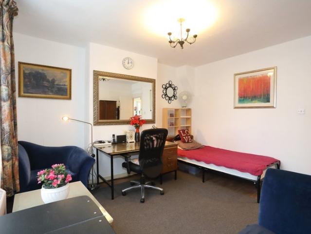 Room at Aldenham Street, Greater London