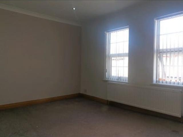 Room at Aldin Avenue North, Slough
