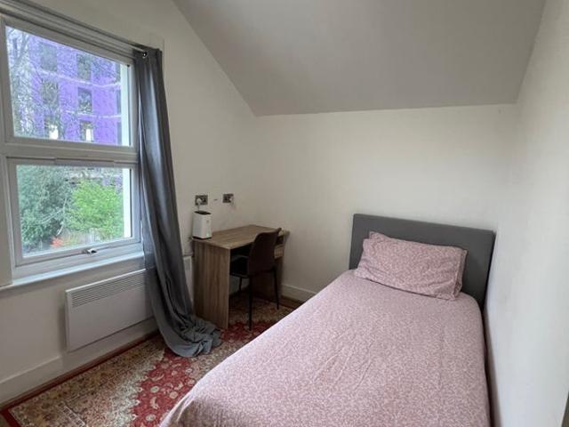 Room at Aldin Avenue South, Slough