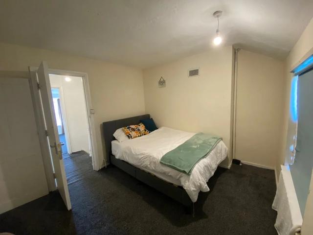 Room at Alfreton Road, Nottingham