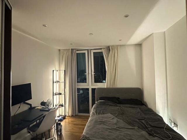 Room at Alie Street, Greater London