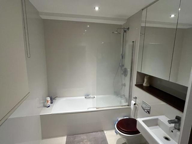 Room at Alie Street, Greater London