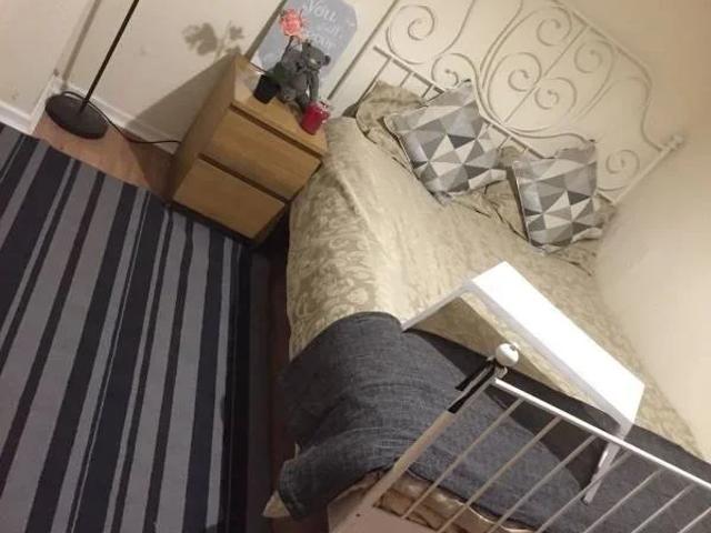 Room at Allenby Road, Greater London
