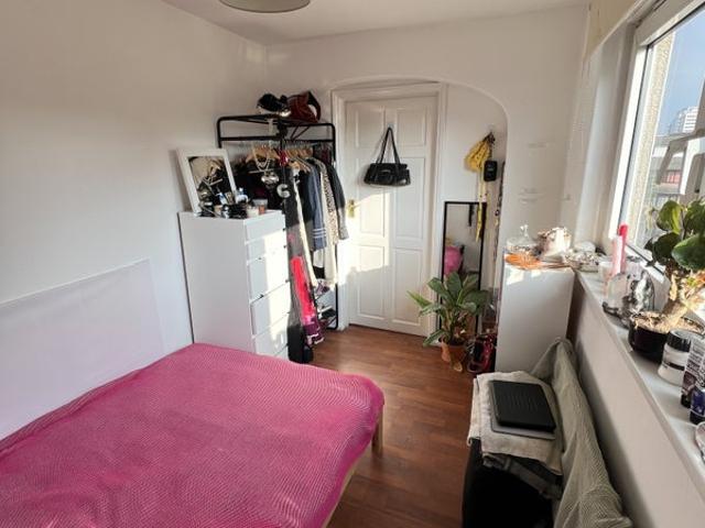 Room at Alma Street, Greater London