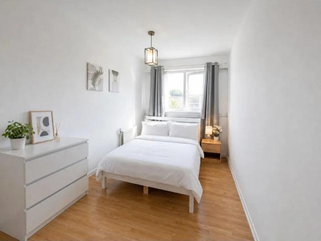 Room at Alma Street, Greater London