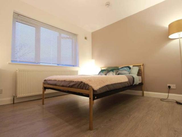 Room at Alma Road, Greater London