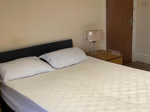 Room at Alma Road, Greater London