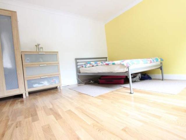 Room at Alma Road, Greater London