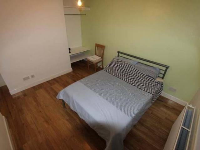Room at Alma Road, Greater London