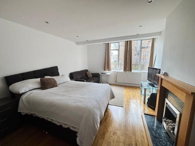 Room at Alwyne Square, Greater London