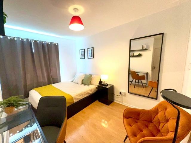 Room at Alton Road, Greater London