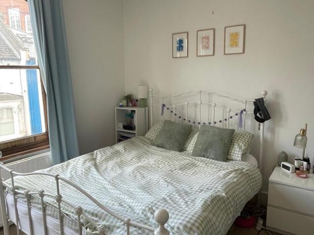 Room at Amies Street, Greater London
