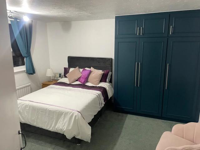 Room at Ampthill Road, Shefford