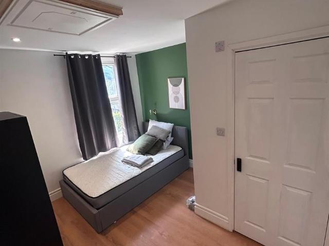 Room at Argyle Street, Boston