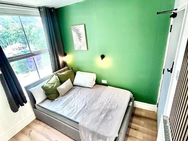 Room at Argyle Street, Boston
