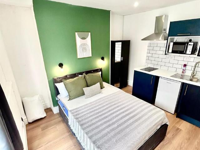 Room at Argyle Street, Boston