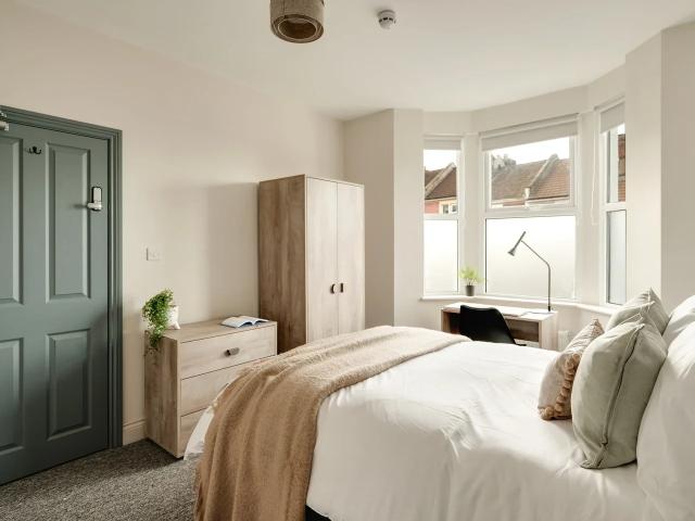 Room at Arlington Road, Bristol