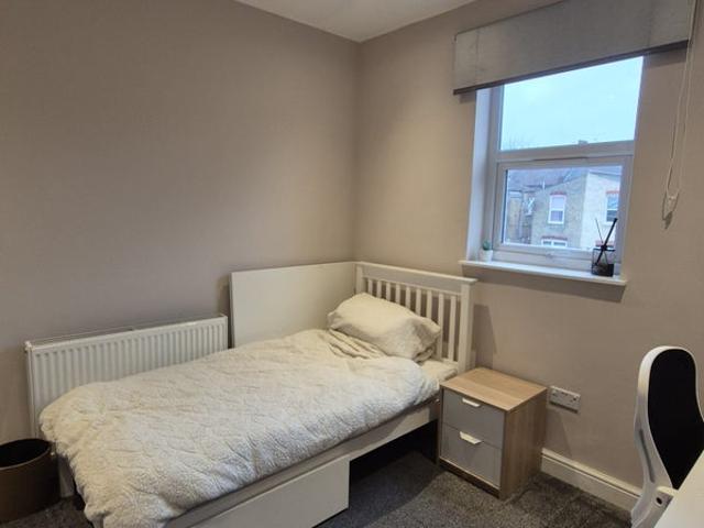 Room at Arnold Road, Greater London