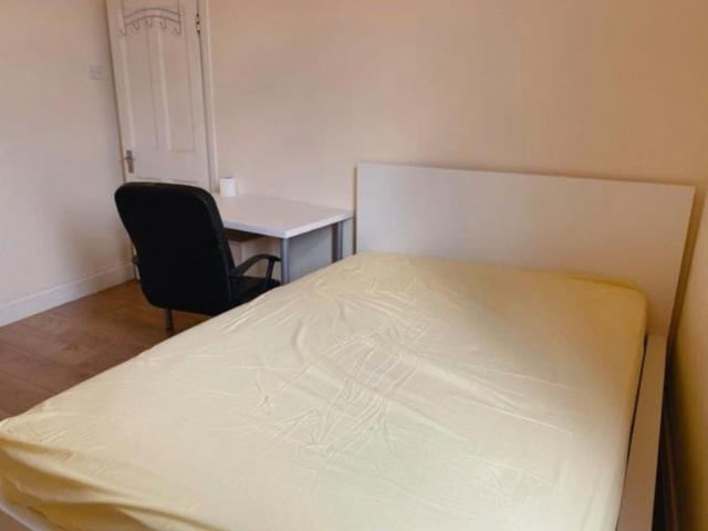 Room at Arnold Road, Greater London