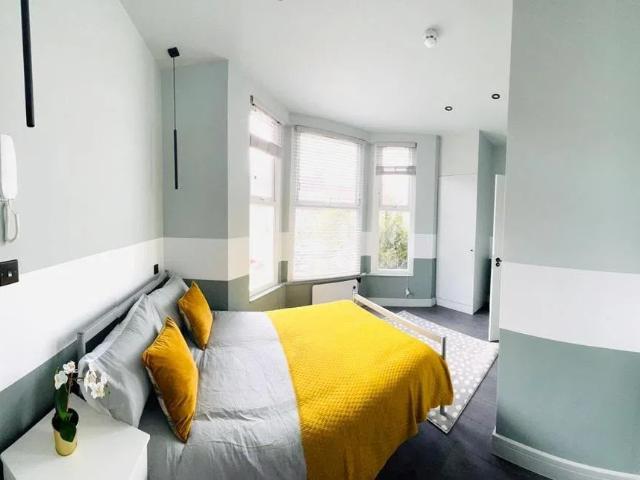 Room at Arngask Road, Greater London