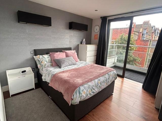 Room at Arthur Road, Greater London