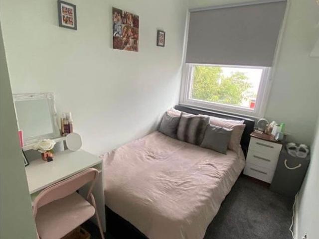 Room at Askew Road, Greater London