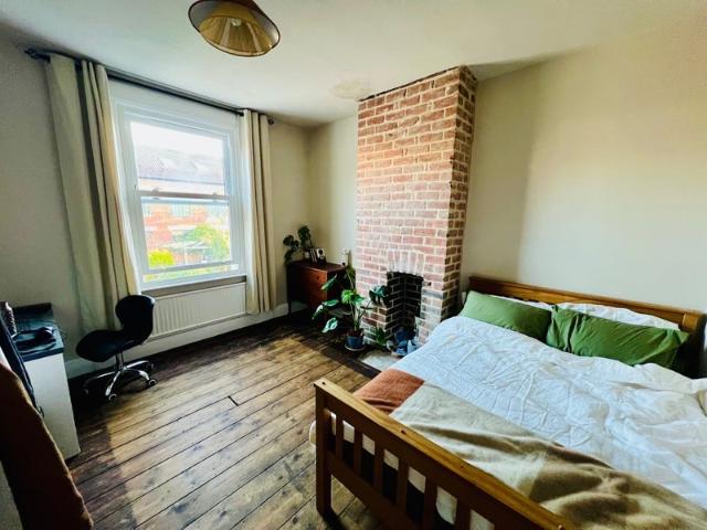 Room at Ash Road, Bristol