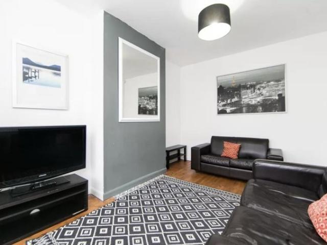 Room at Ash Road, Leeds