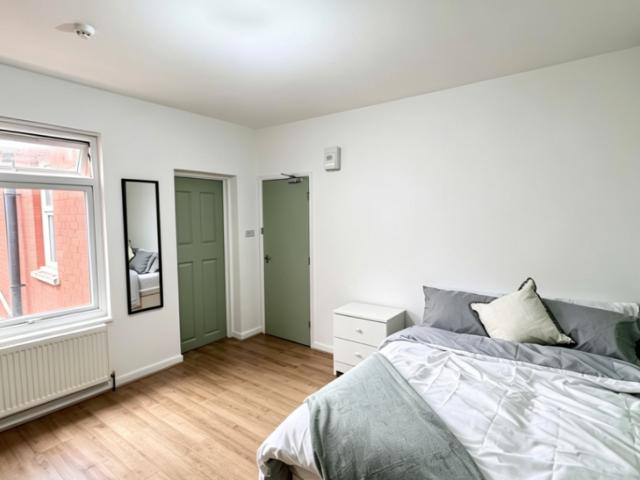Room at Ashburnham Road, Luton