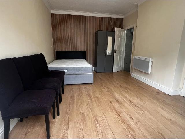 Room at Ashburnham Road, Luton