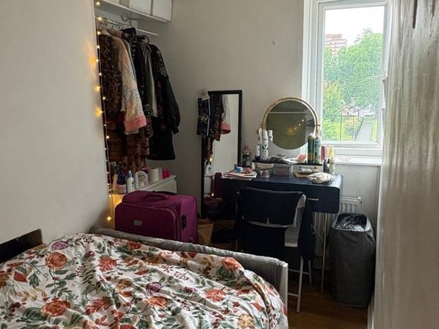 Room at Ashford Street, Greater London