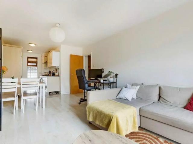 Room at Ashton Street, Greater London