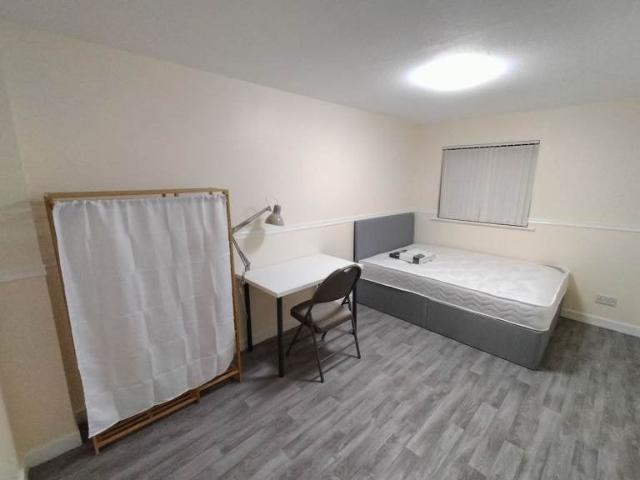 Room at Ashvale Crescent, Glasgow