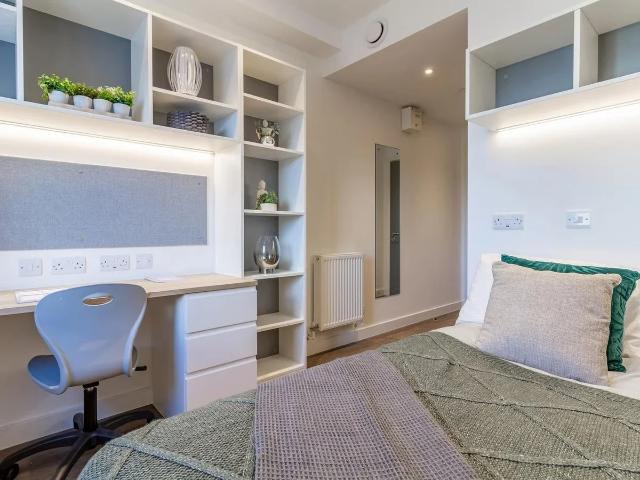 Room at B3240, Plymouth