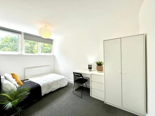 Room at Buckland Street, Greater London